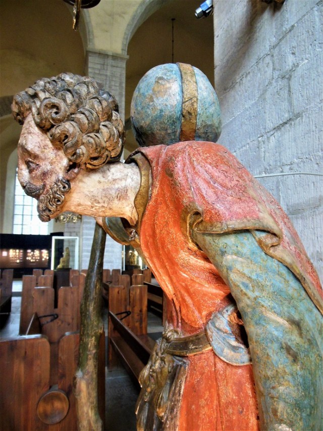 Sculptures have weird necks in Tallinn | Picnic at the Cathedral