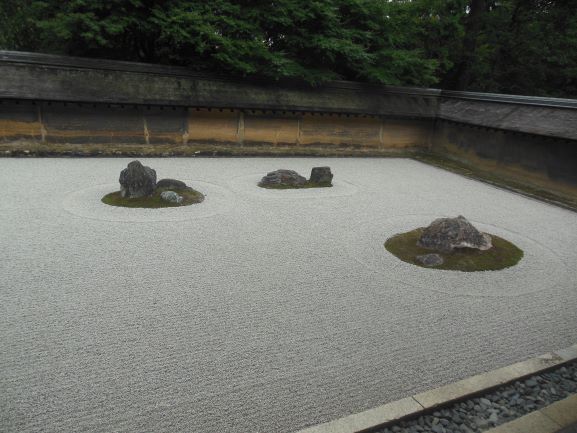 Ryōan-ji Zen garden: 15 rocks and a 15 year marriage | Picnic at the ...